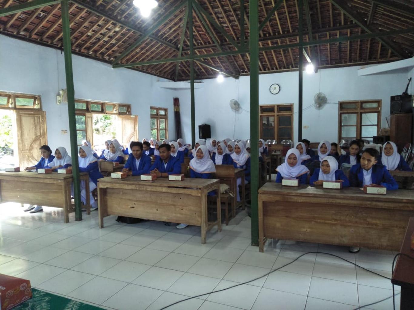 PENYERAHAN AKPER NOTOKUSUMO - Website Kalurahan Girirejo